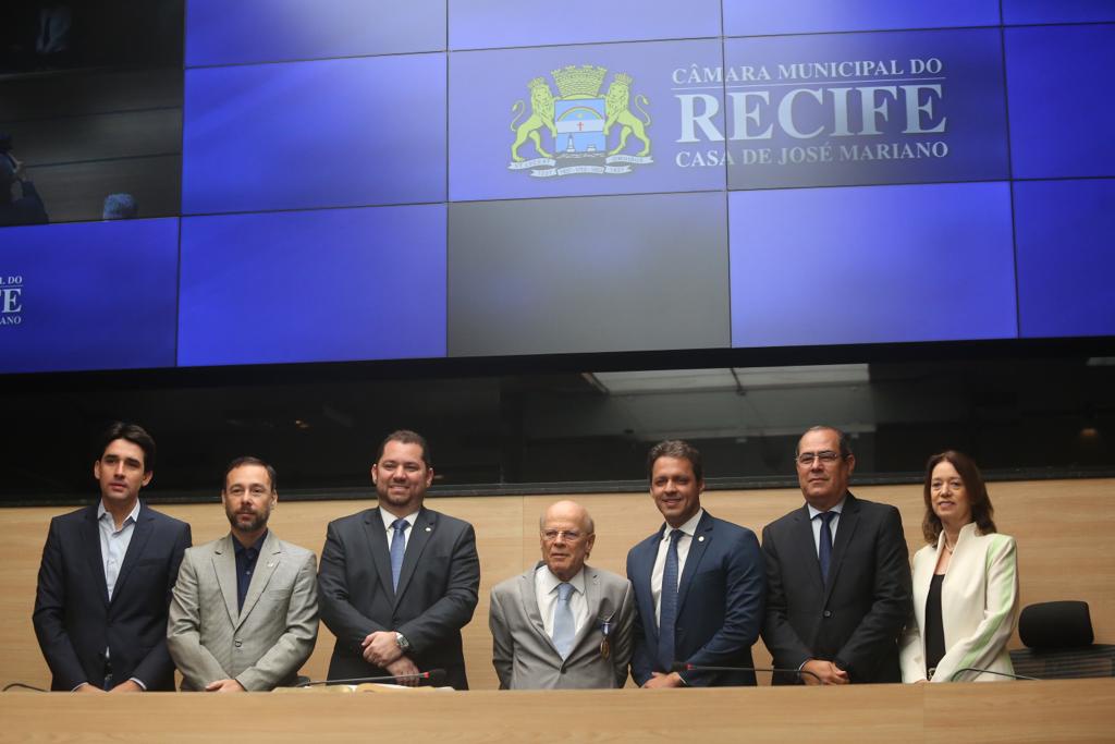 Fred Ferreira entrega Medalha de Mérito José Mariano a Cláudio Sá ...