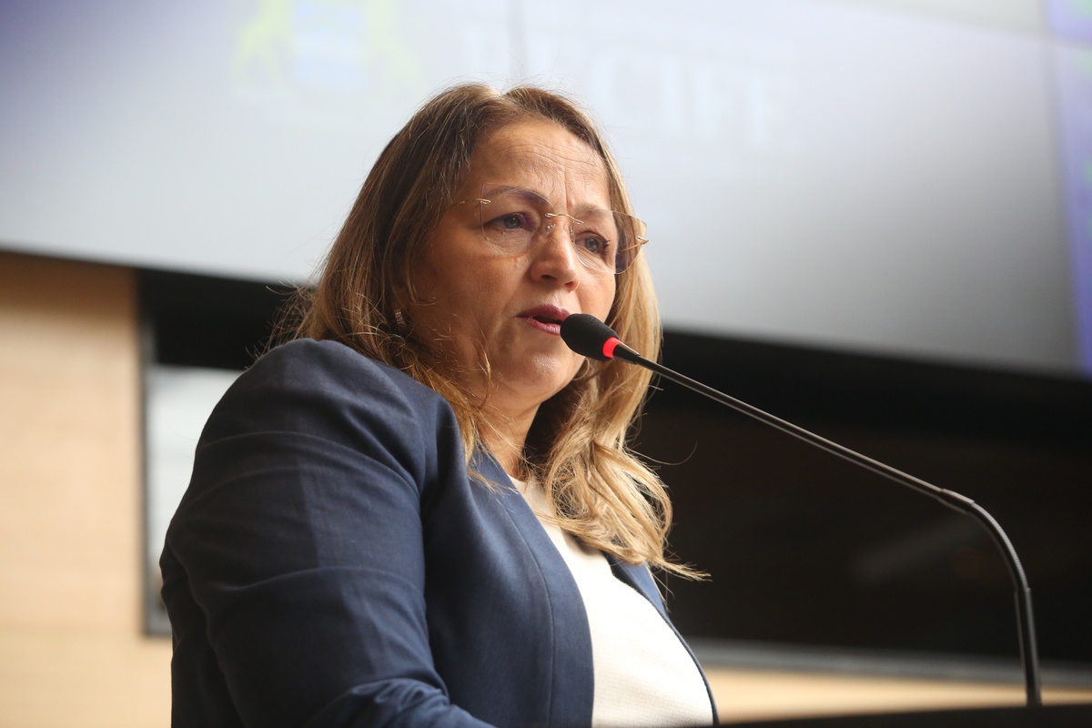 Ana Lúcia concede voto de aplauso ao Centro Clarice Lispector e pede ...